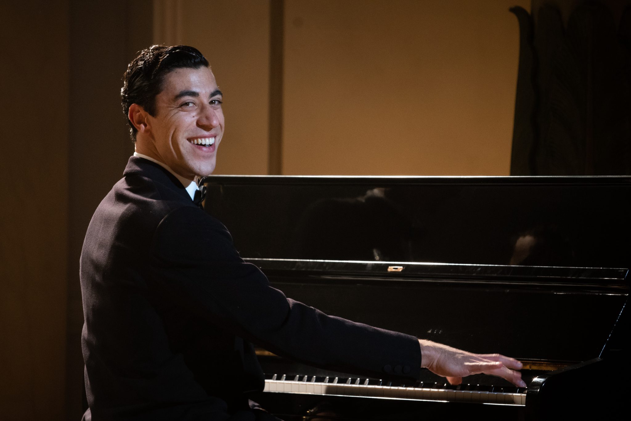 Carosello Carosone | La recensione del film Rai con Eduardo Scarpetta